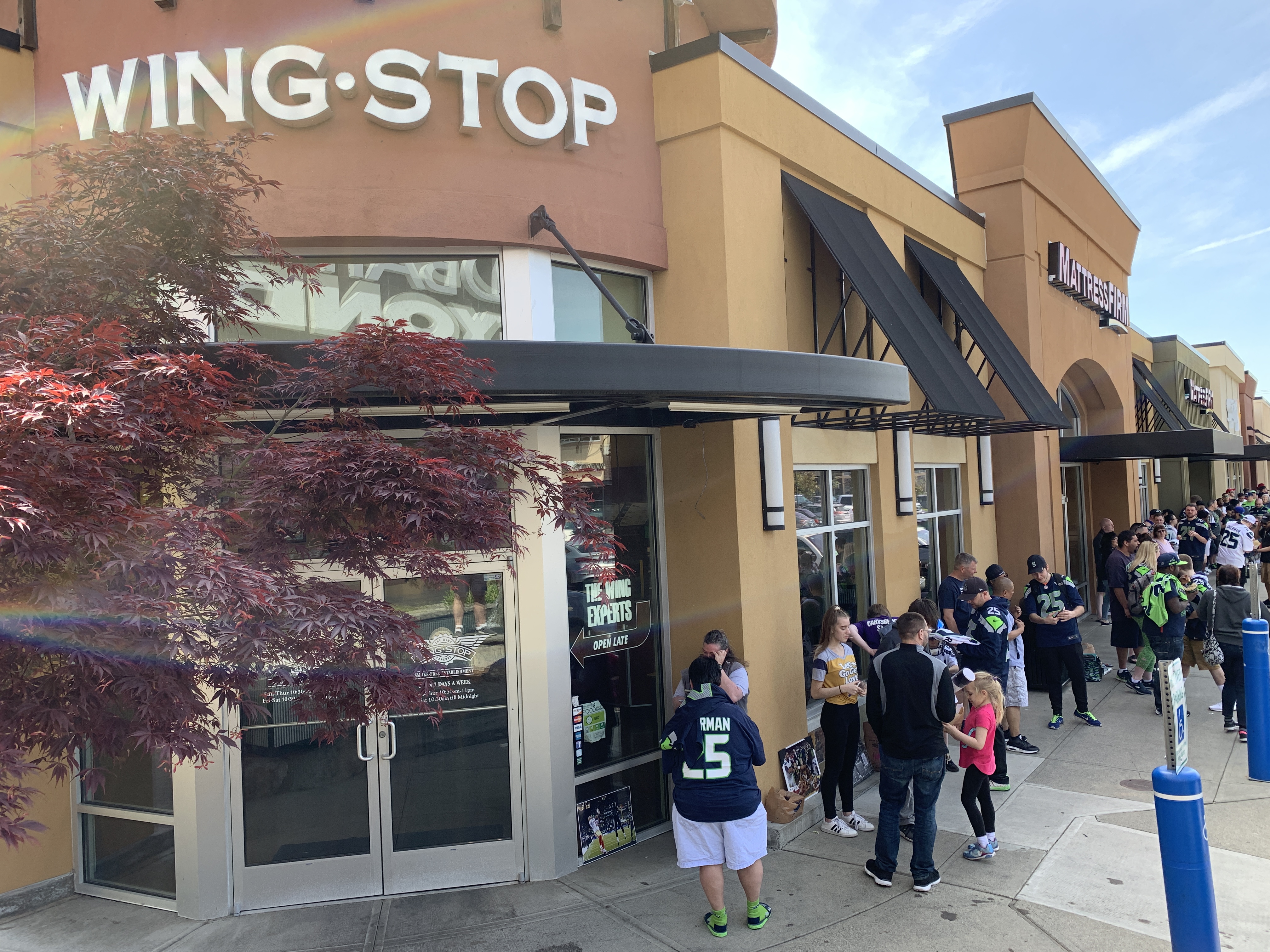 Former Seahawk Richard Sherman visits his West Seattle Wingstop ...